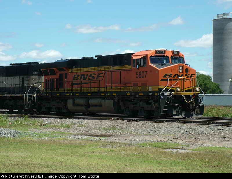 BNSF 5807
